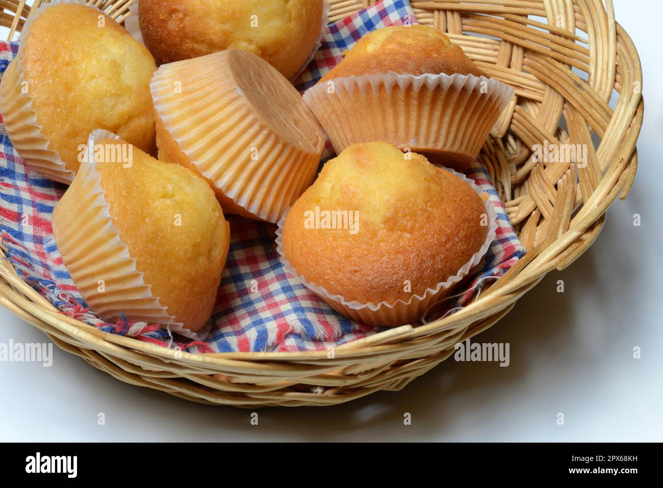 Cupcake baskets hi-res stock photography and images - Alamy