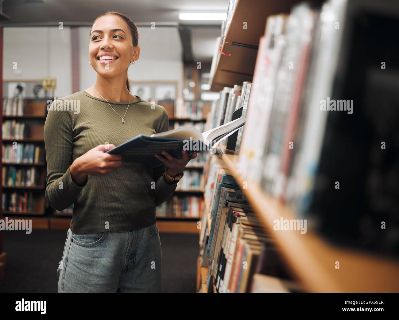 Student researching library books hi-res stock photography and images ...