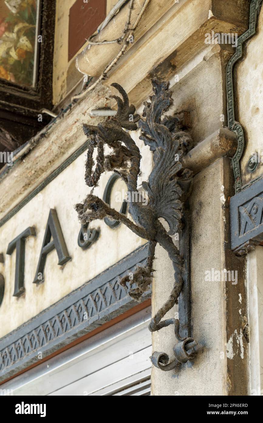 Dragon emblem outside a shop in Venice Stock Photo - Alamy