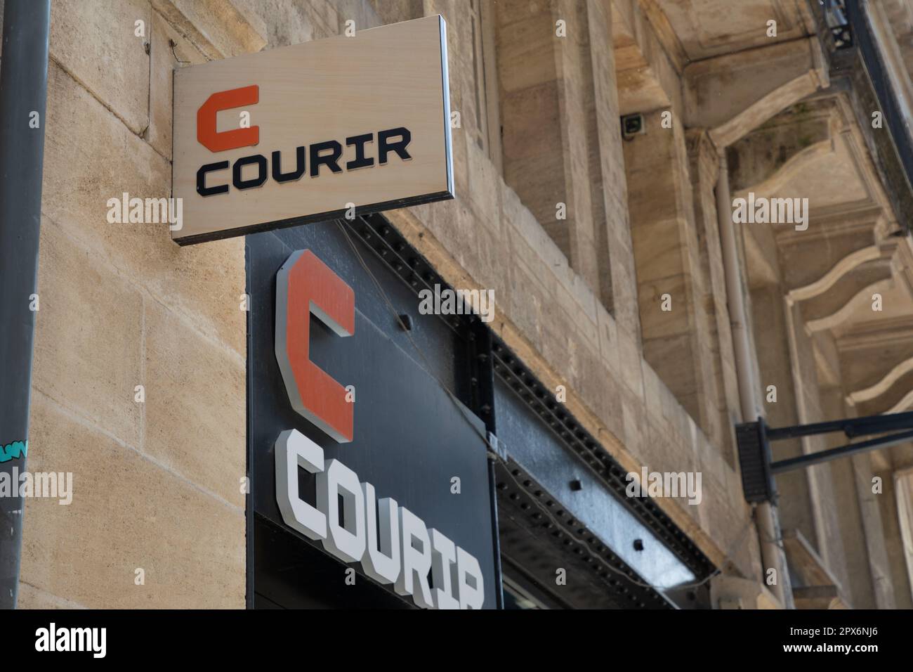 Courir logo hi-res stock photography and images - Alamy