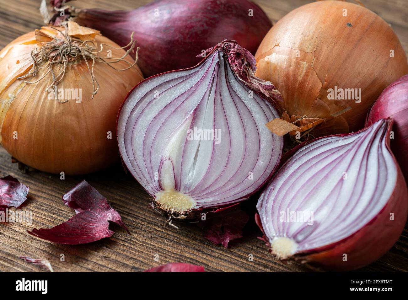 Red and yellow onions on the cutting board hi-res stock photography and ...
