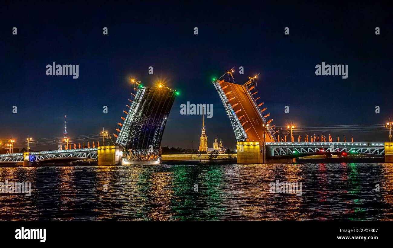 Drawbridge up hi-res stock photography and images - Alamy