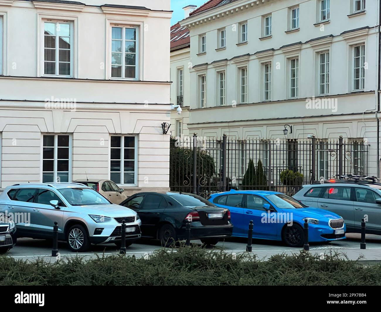 Row parked cars apartment hi-res stock photography and images - Alamy