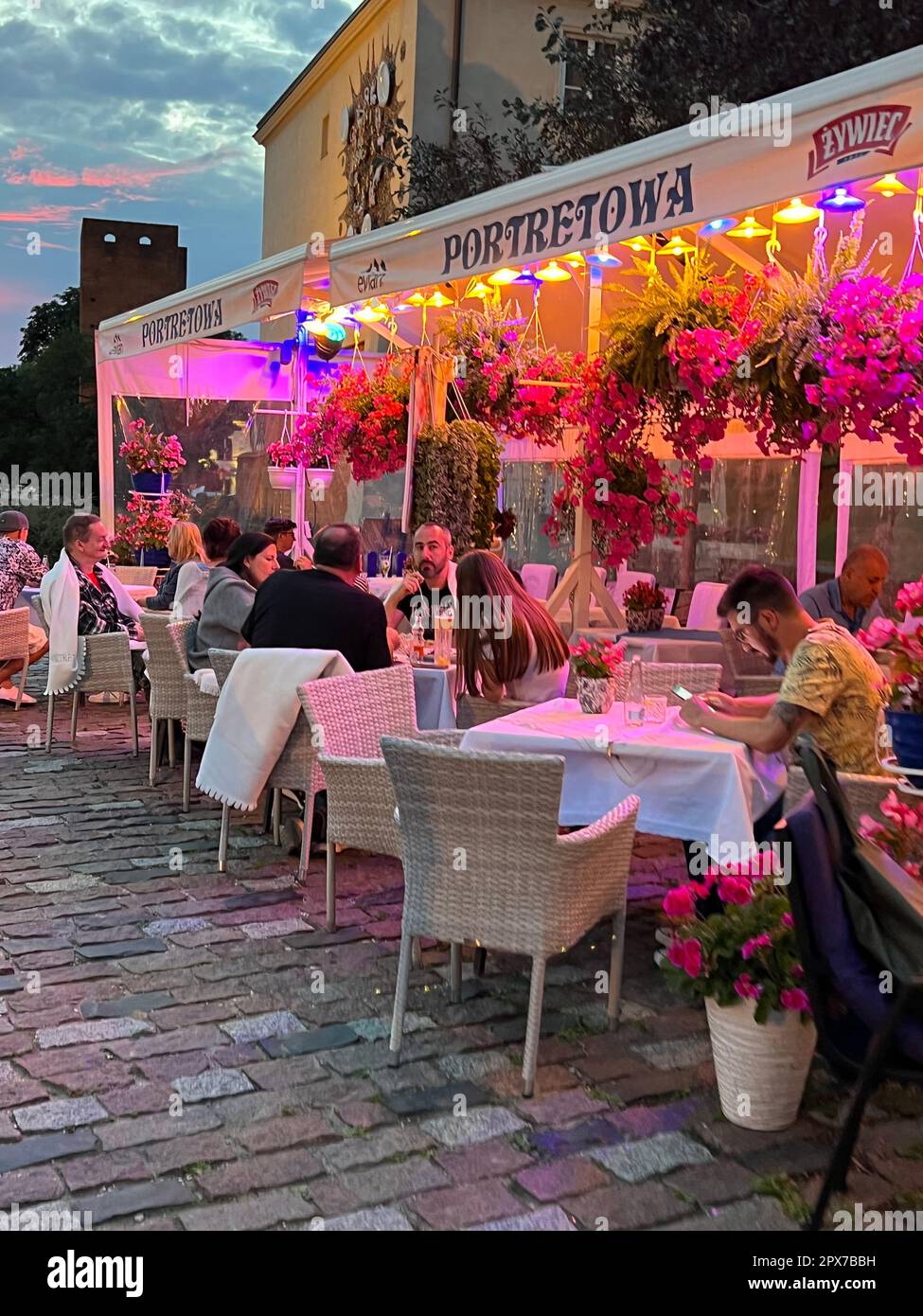 Crowded cafeteria terrace hi-res stock photography and images - Alamy