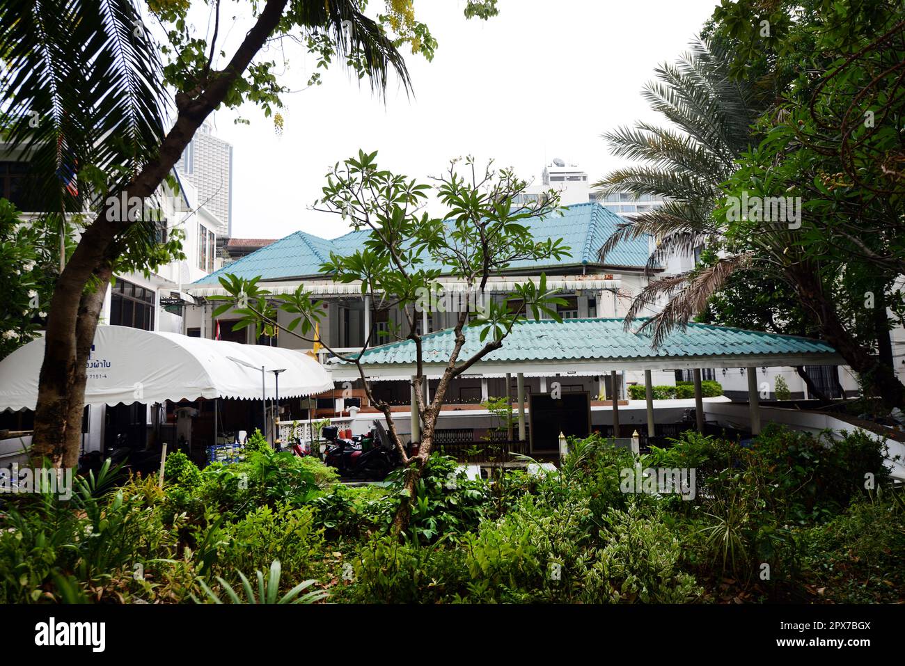 Garden in road hi-res stock photography and images - Alamy