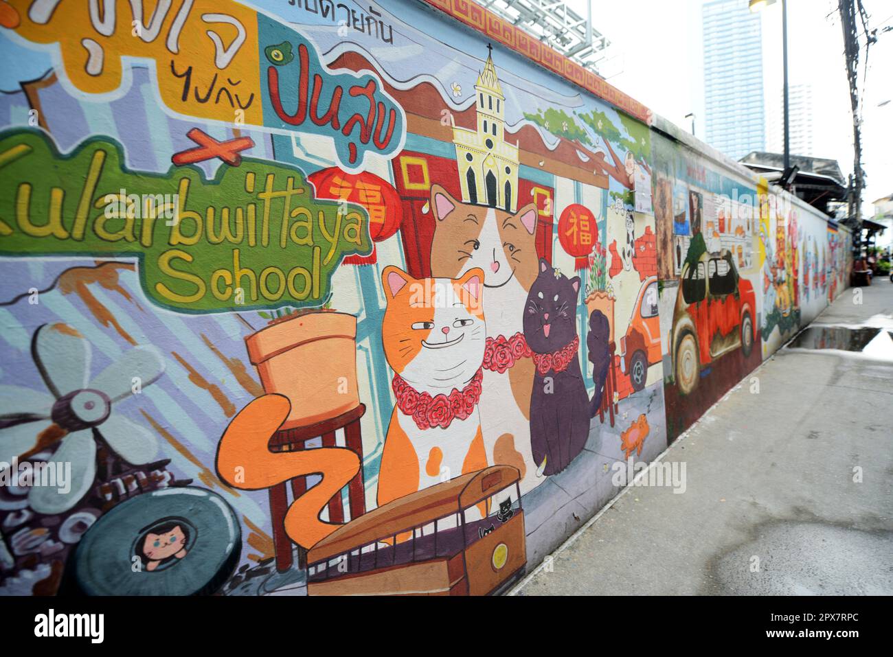 Walking through the historical neighborhood of Talat Noi in Bangkok ...