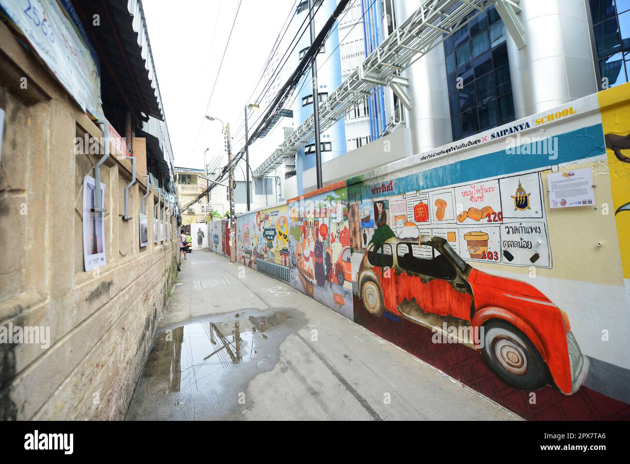 Walking through the historical neighborhood of Talat Noi in Bangkok ...