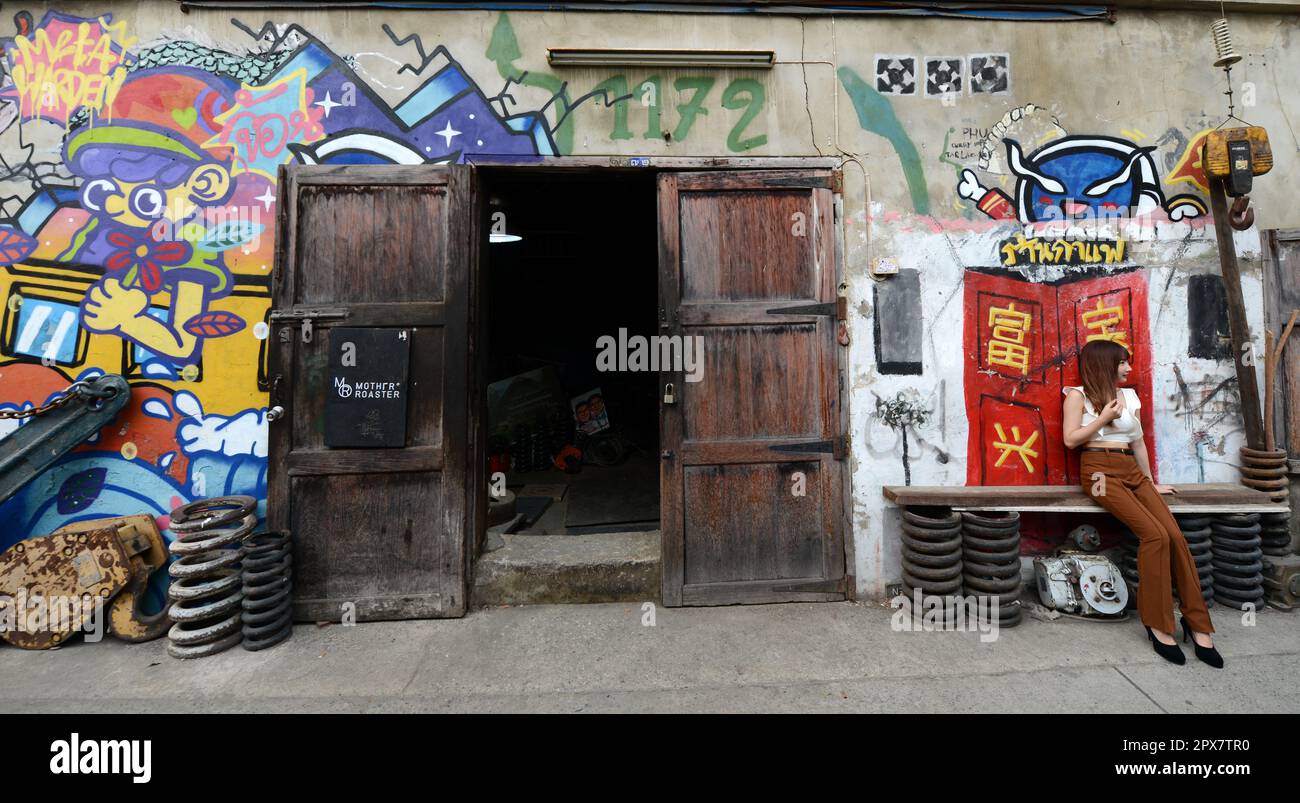 Walking through the historical neighborhood of Talat Noi in Bangkok ...