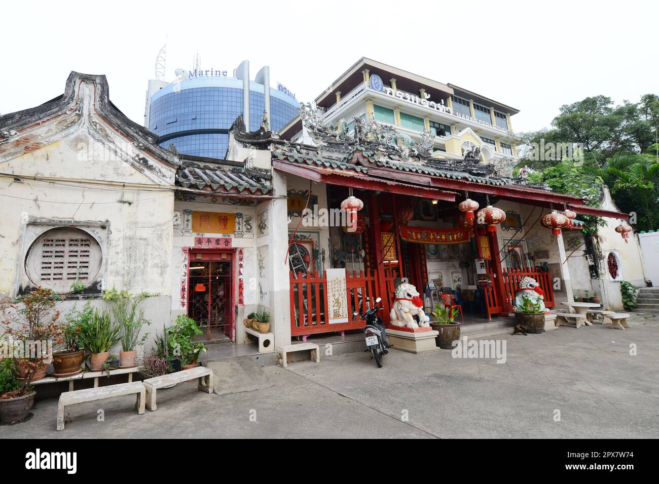 Rong Kueak Shrine in the historical neighborhood of Talat Noi in ...