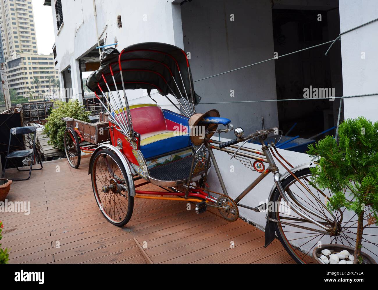 Walking through the historical neighborhood of Talat Noi in Bangkok ...