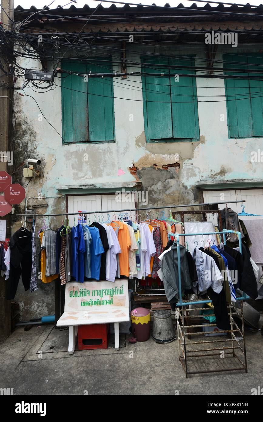 Walking through the historical neighborhood of Talat Noi in Bangkok ...