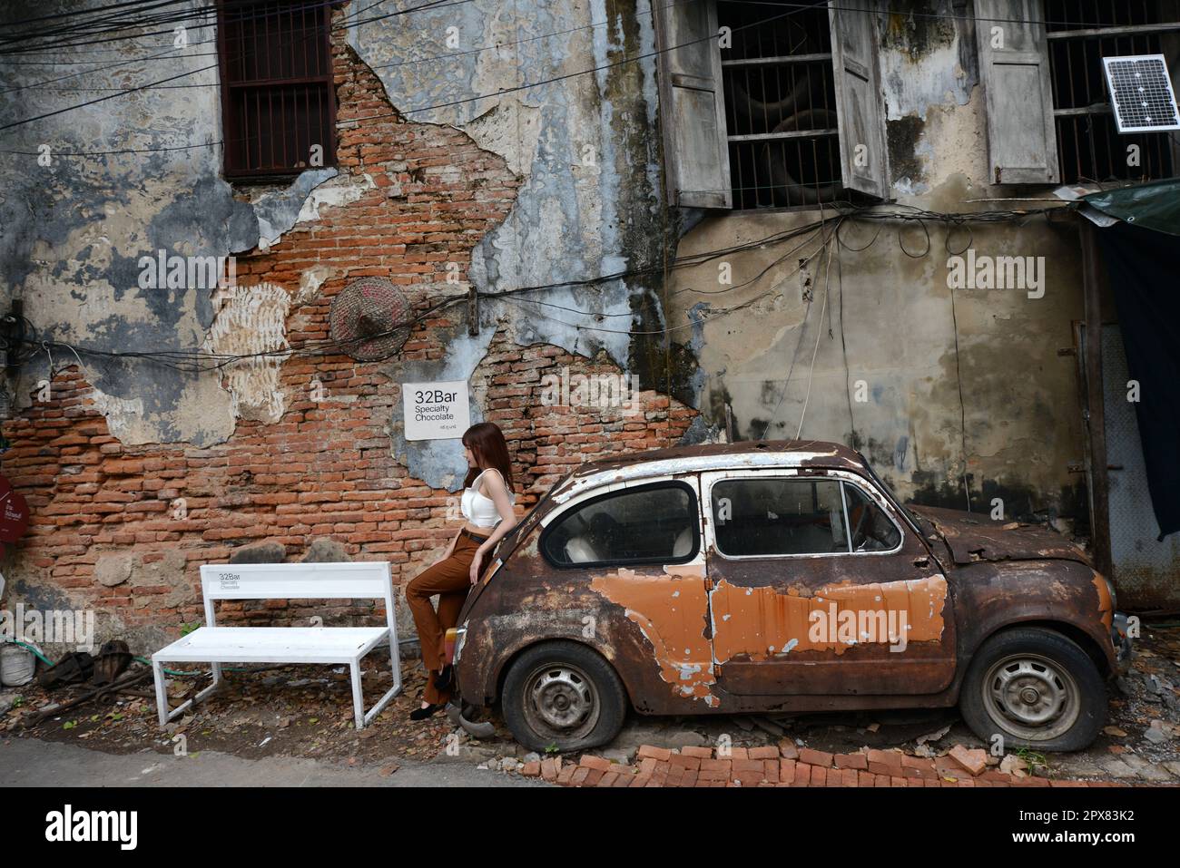 Walking through the historical neighborhood of Talat Noi in Bangkok ...