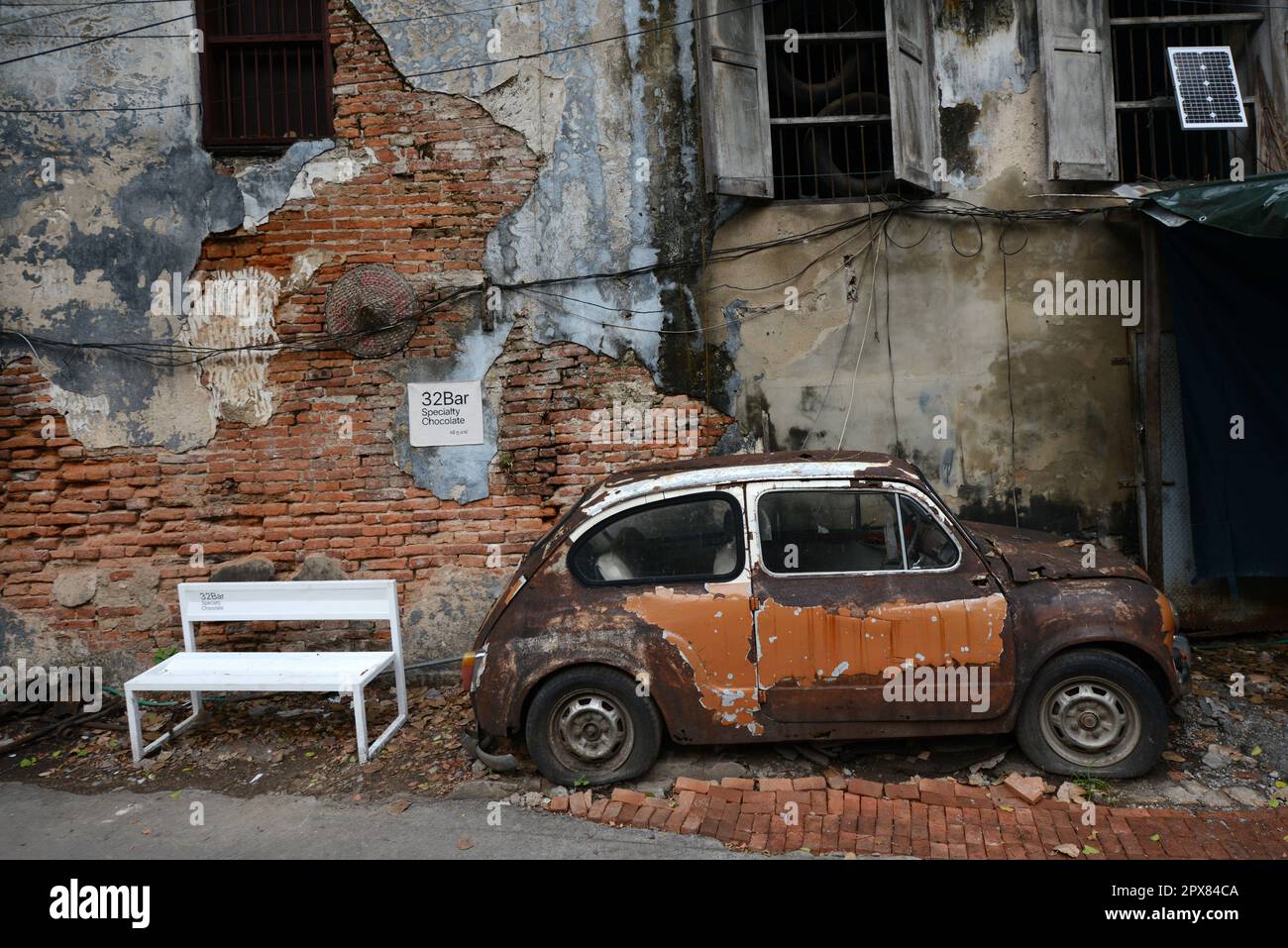 Walking through the historical neighborhood of Talat Noi in Bangkok ...