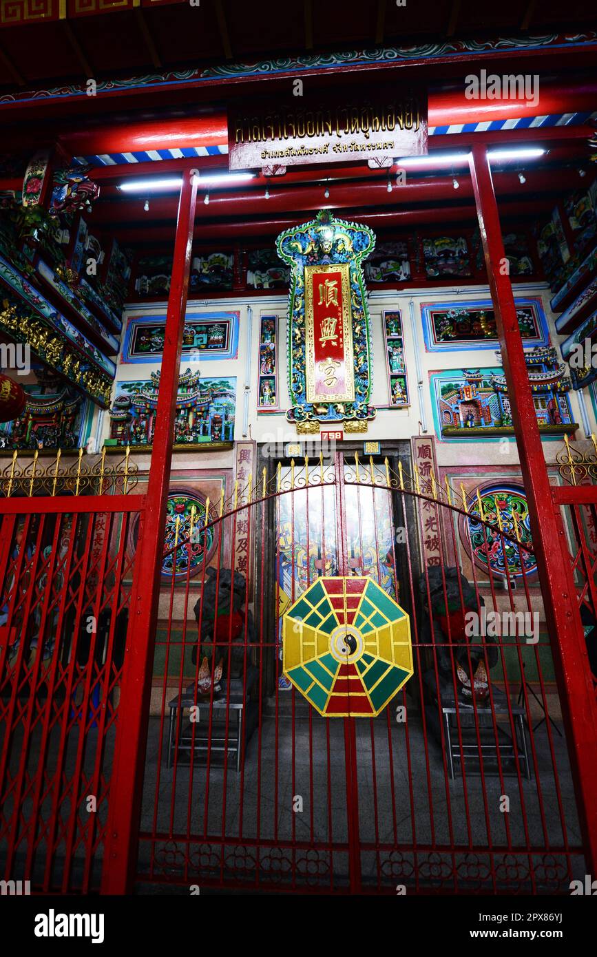 A colorful Chinese temple in the historical neighborhood of Talat Noi ...