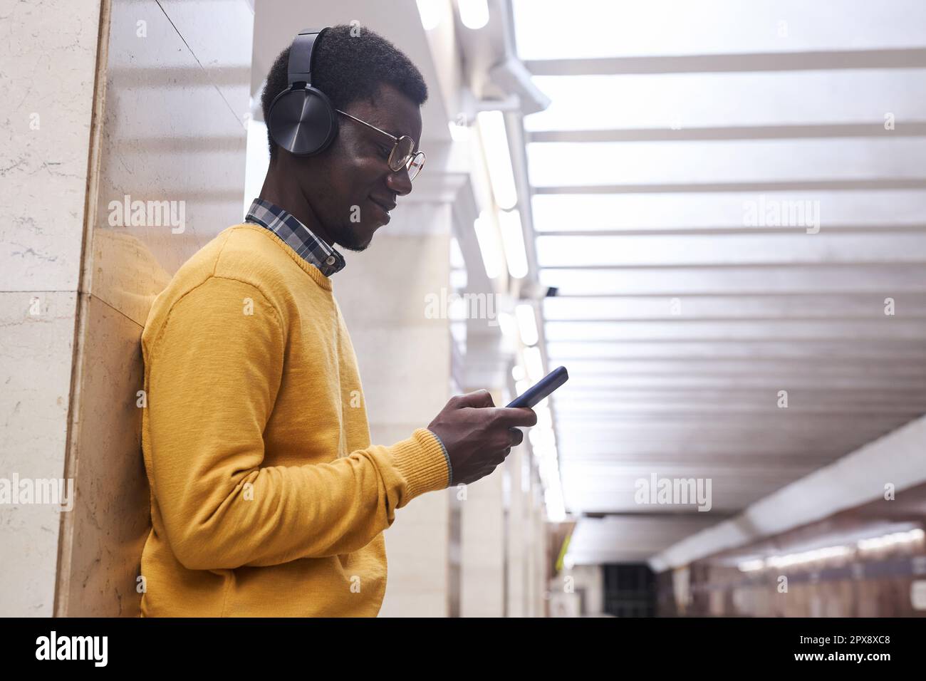 Listen to music subway hi-res stock photography and images - Alamy