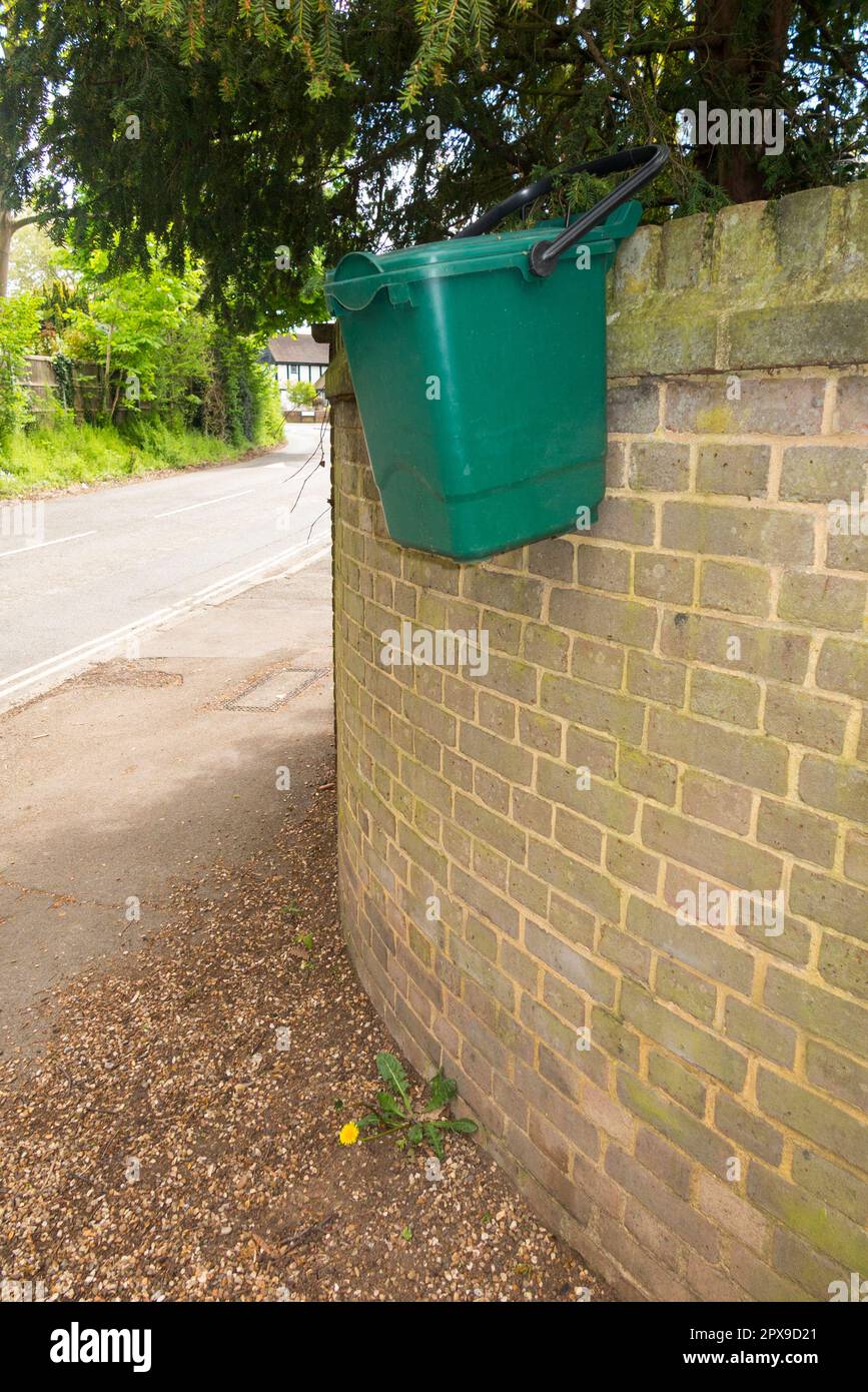 Domestic food waste fox hi-res stock photography and images - Alamy