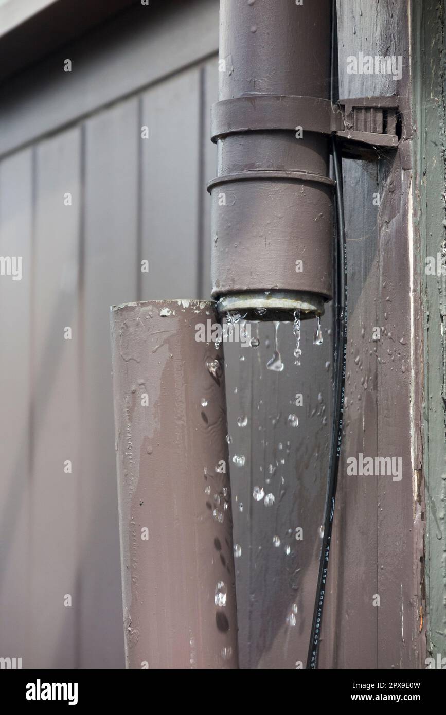 Leaking gutter hi-res stock photography and images - Alamy