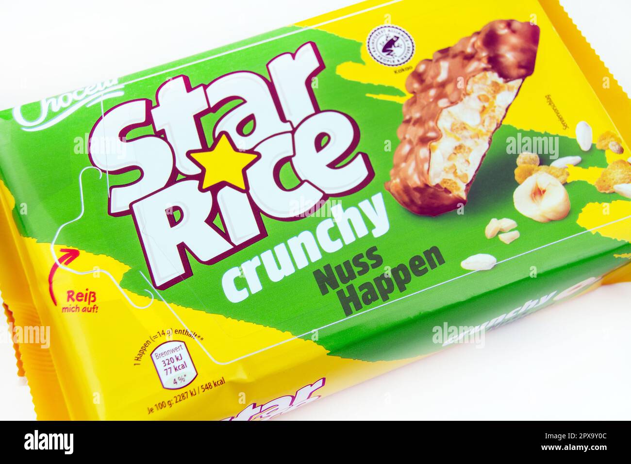 Choceur Star Rice crunchy Nuss Reis Happen auf weißem Hintergrund Stock ...