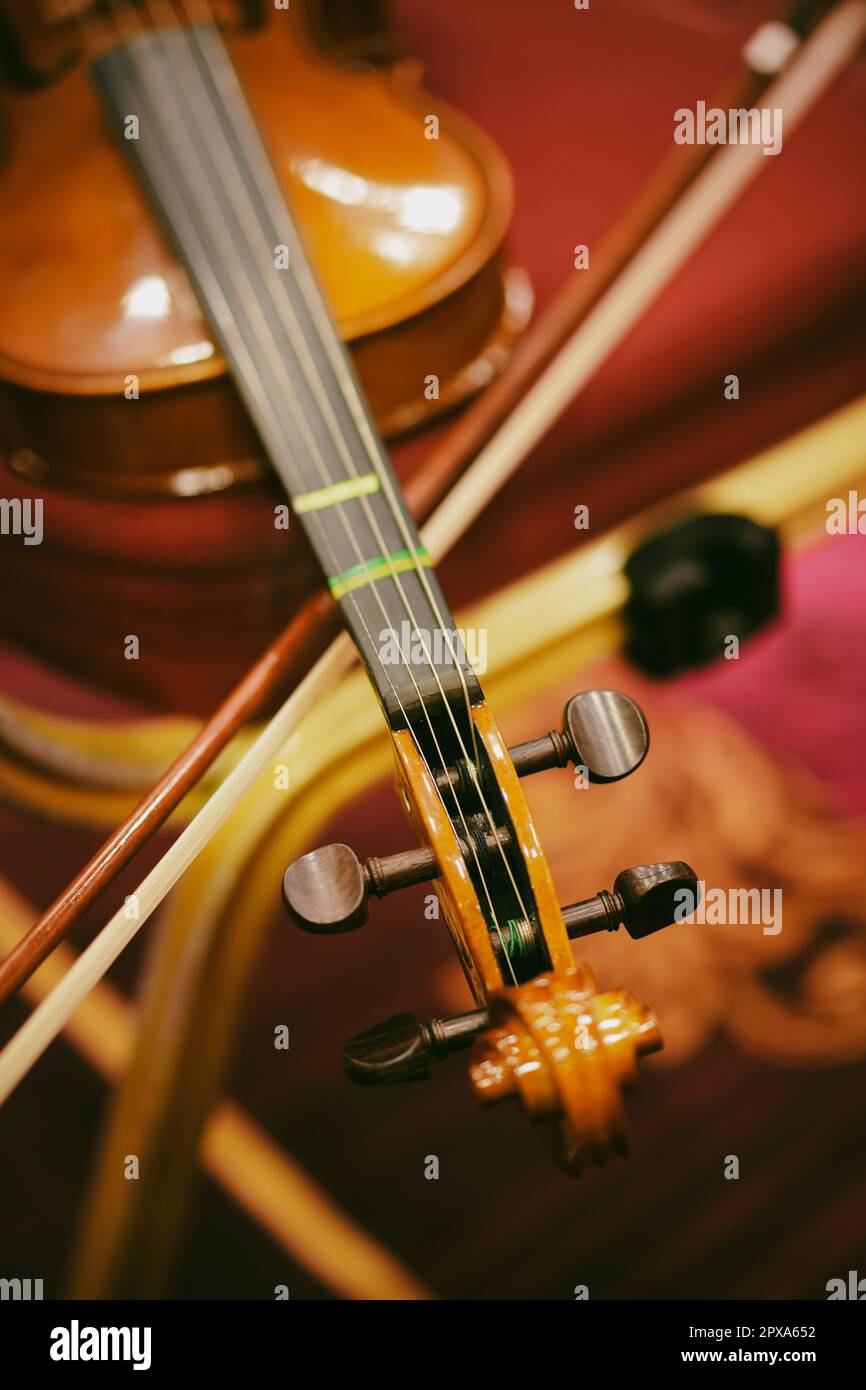 Black hand playing violin hi-res stock photography and images - Alamy