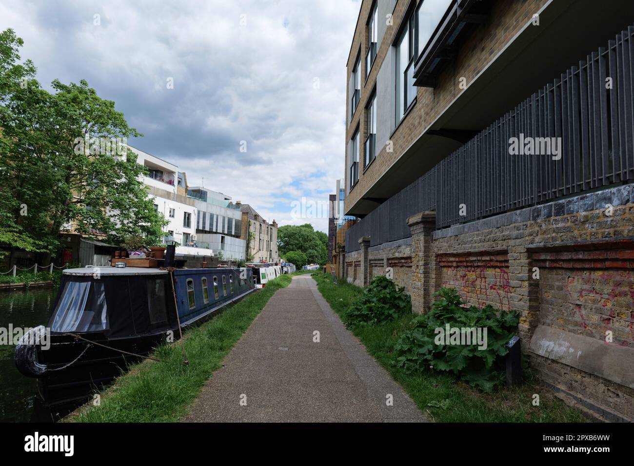 London - 05 21 2022: Footpath along the Grand Union Canal near Adela St ...