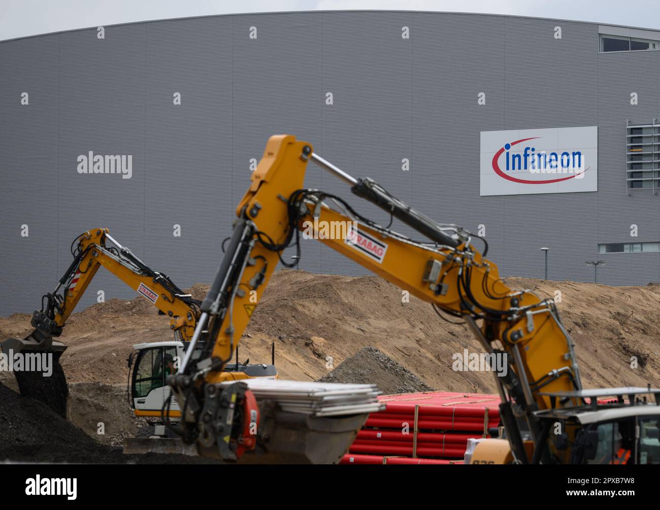 Dresden, Germany. 02nd May, 2023. Excavators work at the construction ...