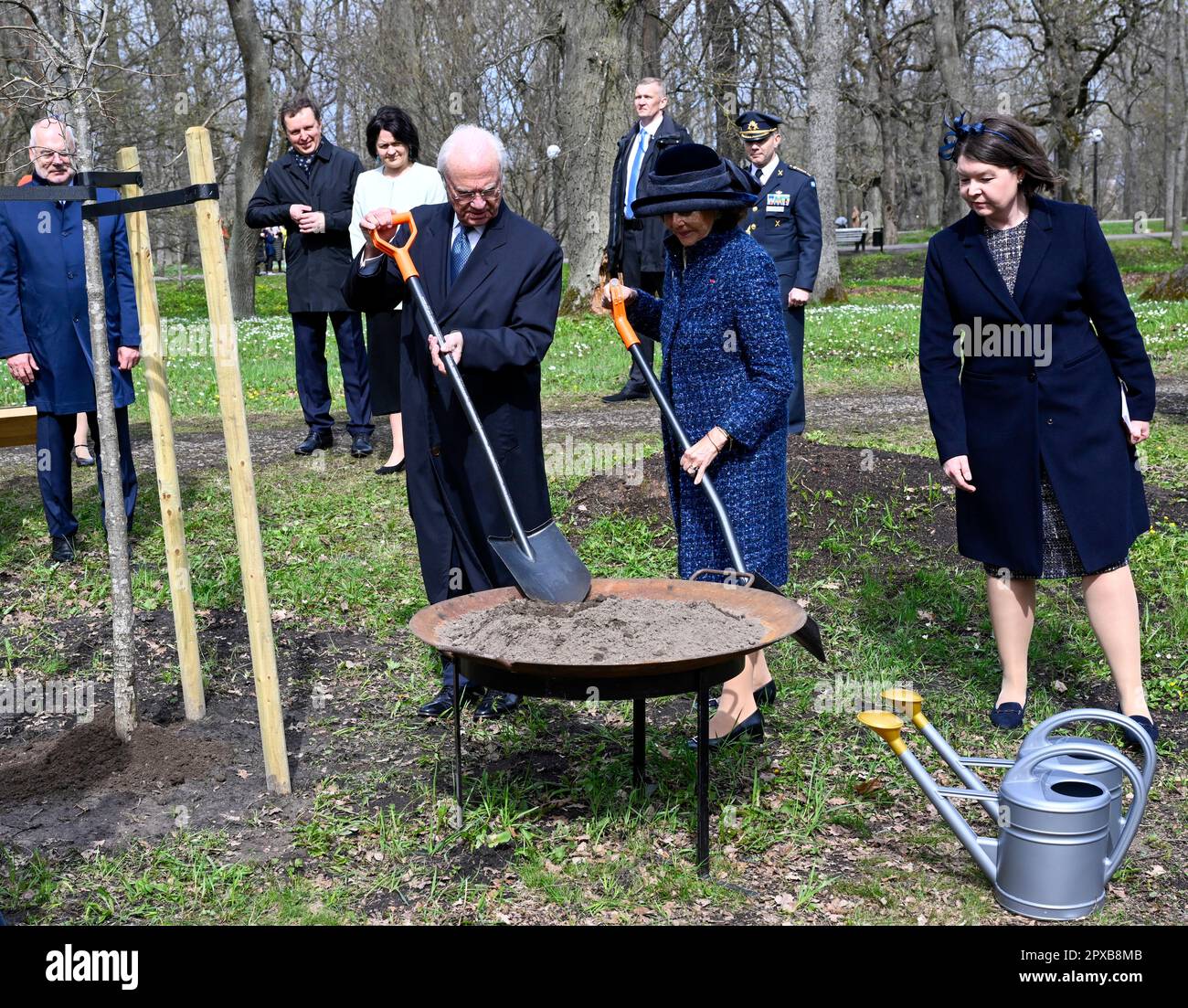 King Carl Gustaf and Queen Silvia planting a tree in the Kadriorg Park ...