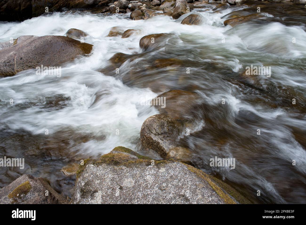 una splendida cascata nel cuore delle dolomiti, lunga esposizione acqua ...