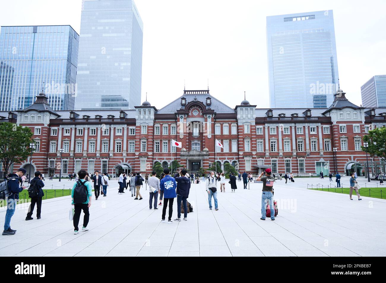 Foreign tourists visit at the Marunouchi square in front of Tokyo ...
