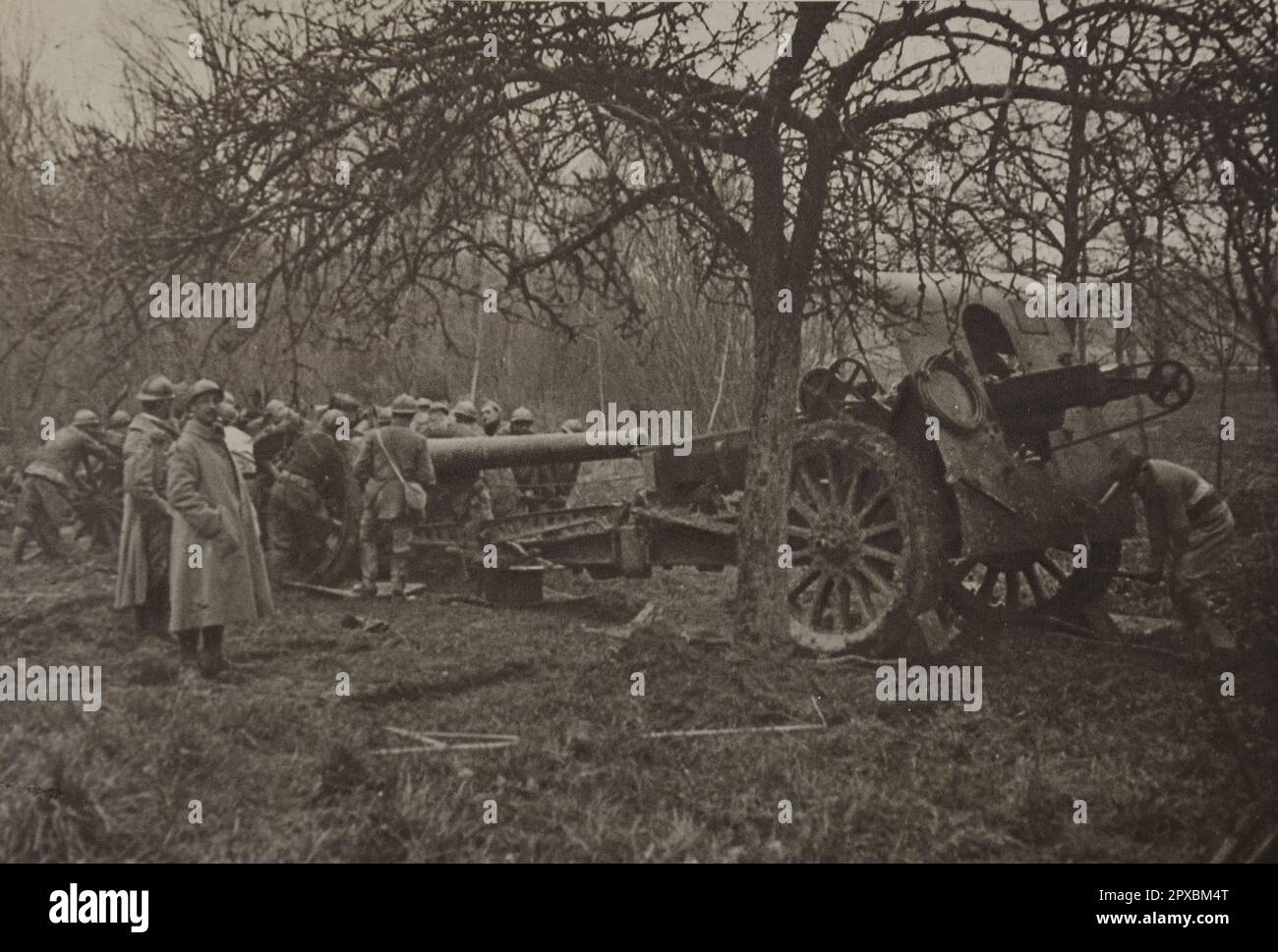 World War I. Putting a Schneider 155mm cannon in the battery position ...