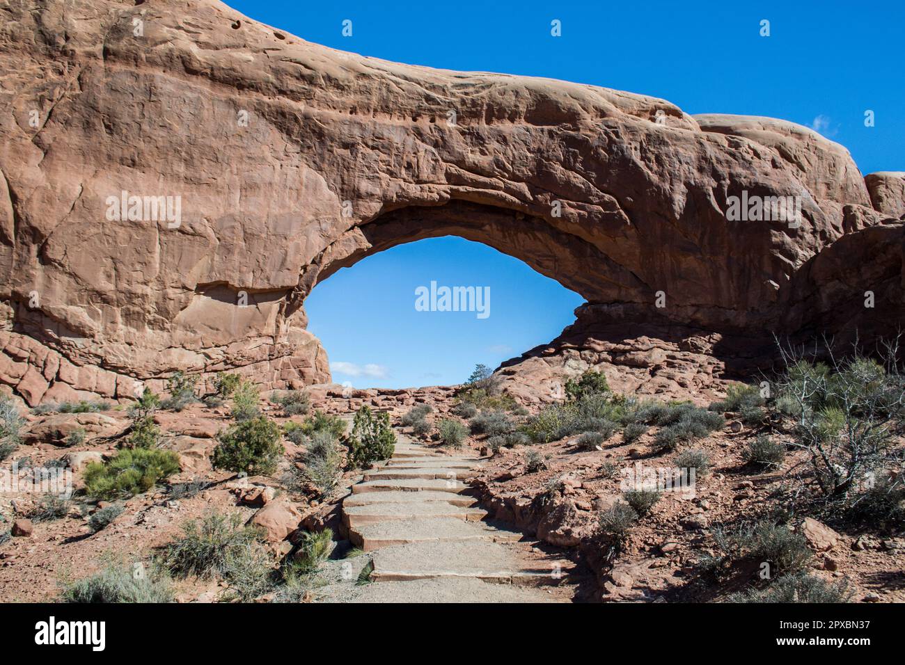 Arches National Park, Utah: easy hiking trail to famous arch Stock ...