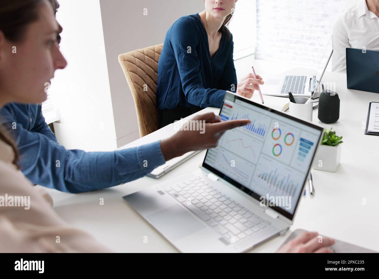 Financial Advisor Group Meeting Examining KPI Analytics Stock Photo - Alamy