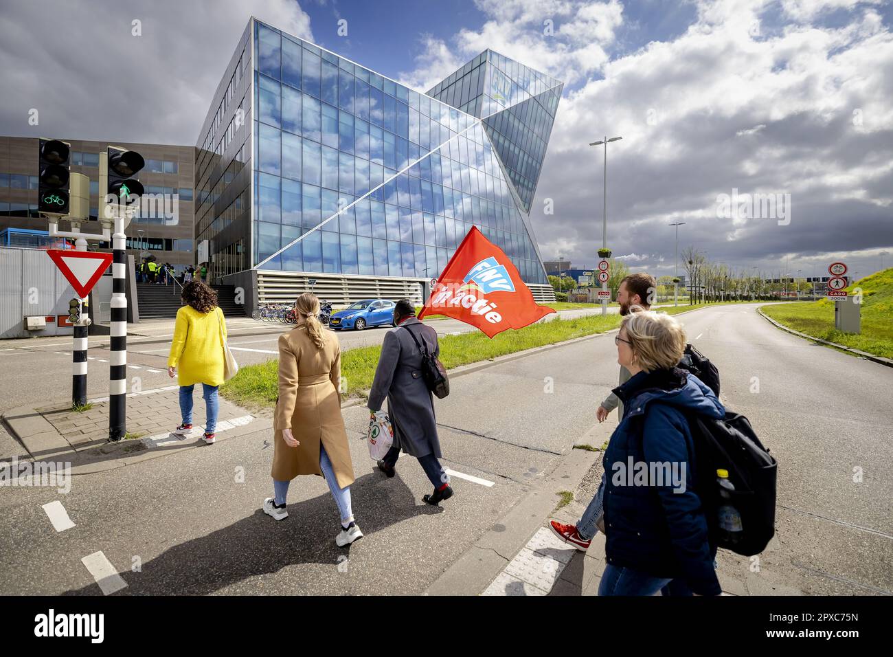 UTRECHT - FNV employees on their way to a strike meeting at the central ...