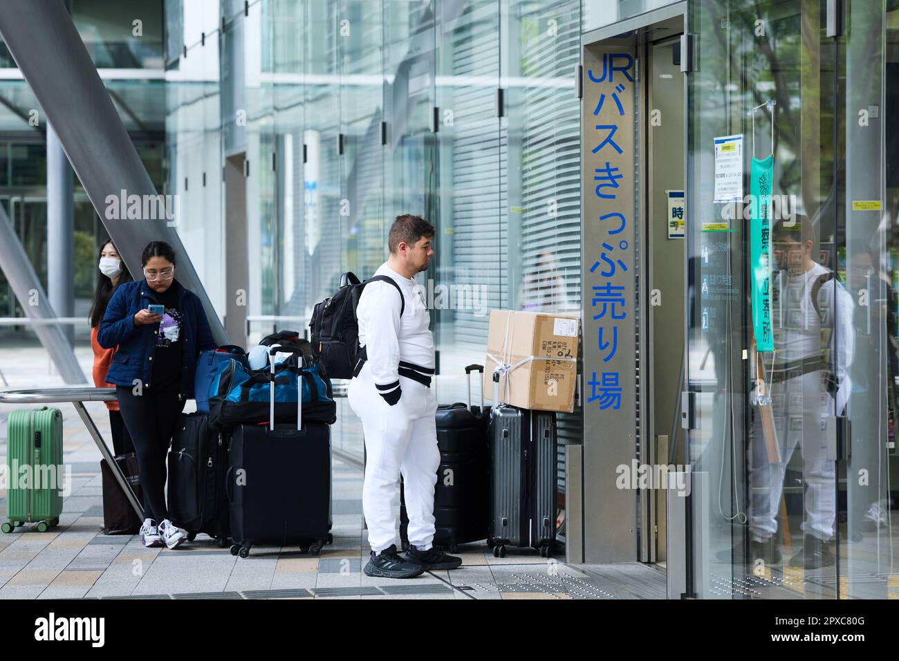 Foreign tourists wait for a bus on the departure platforms at Tokyo ...