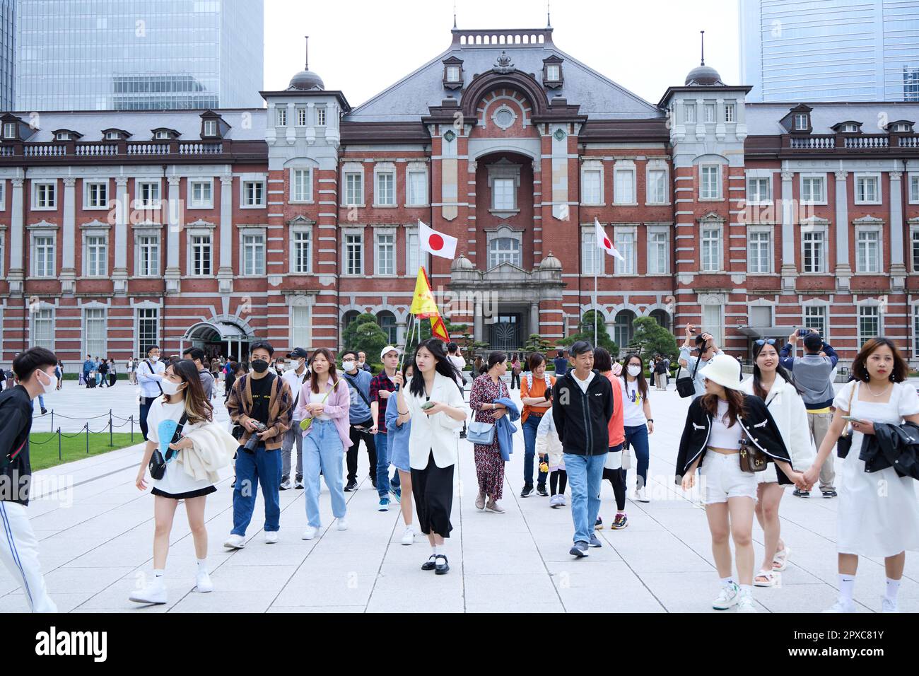 Foreign tourists visit at the Marunouchi square in front of Tokyo ...