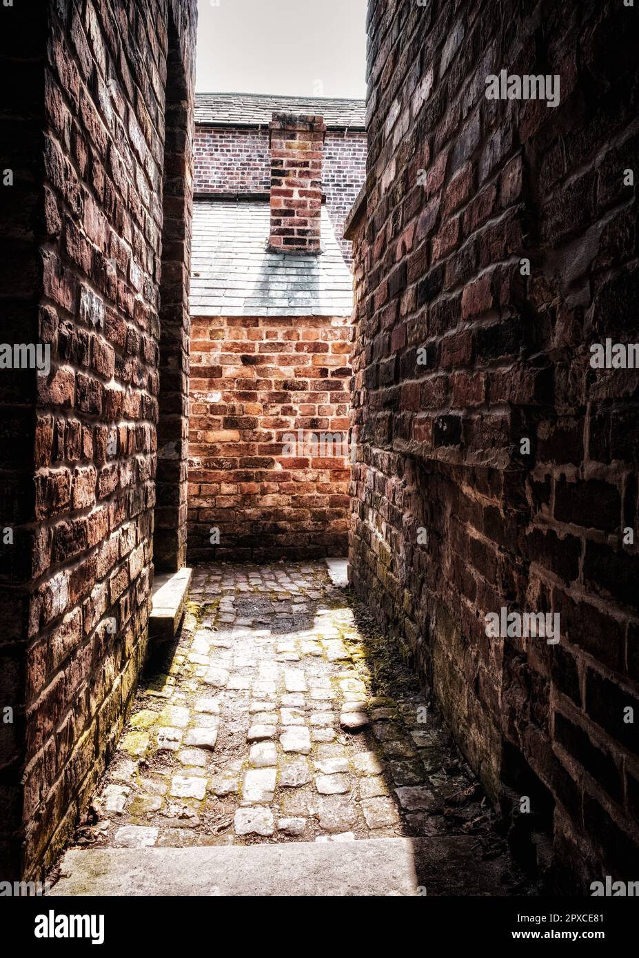 Cottage entrances along a narrow cobbled passage Stock Photo - Alamy