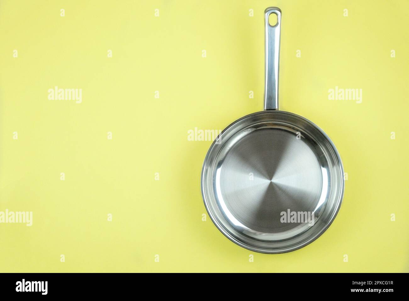 Yellow frying pan hi-res stock photography and images - Alamy