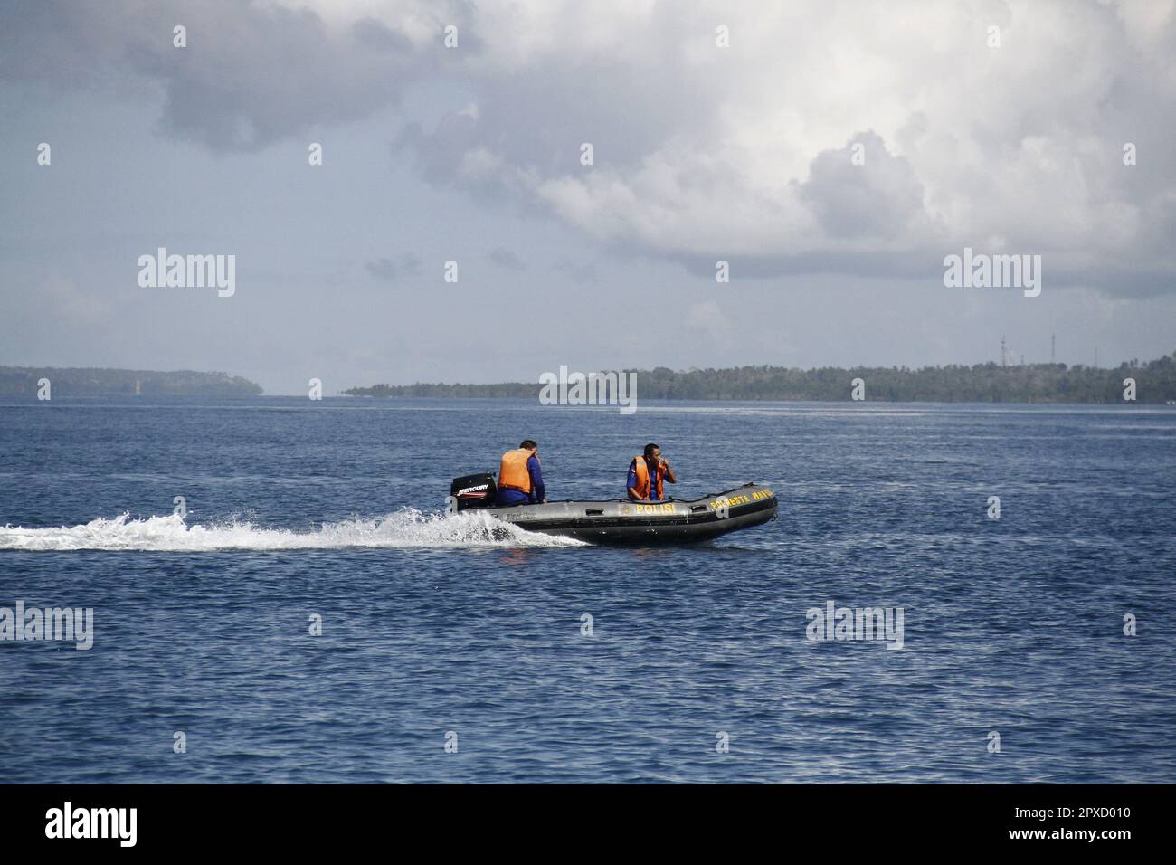 Rubber boat adventure hi-res stock photography and images - Alamy