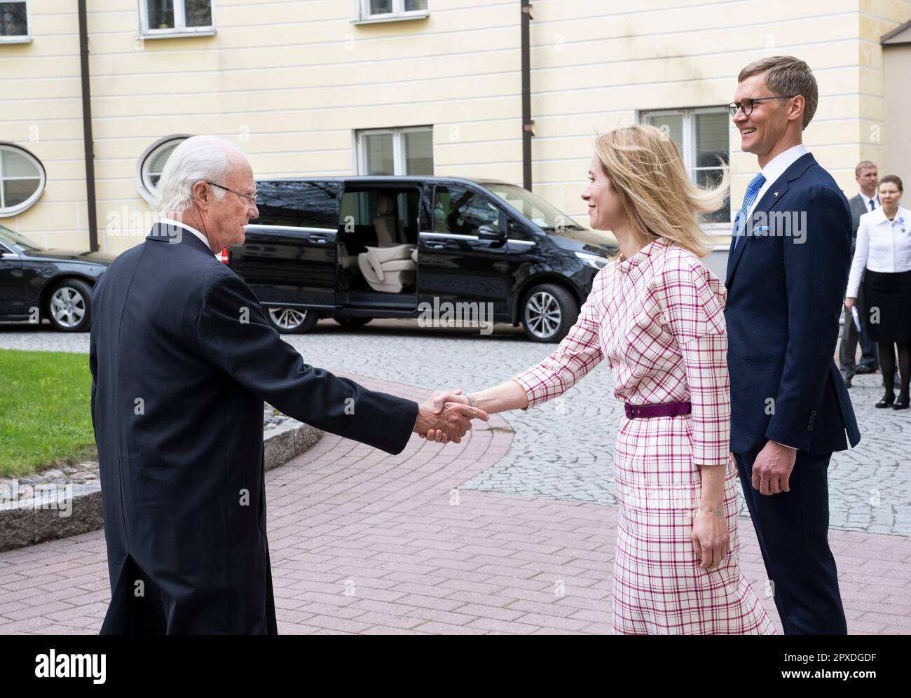 King Carl Gustaf and Queen Silvia are welcomed by Estonia's Prime ...