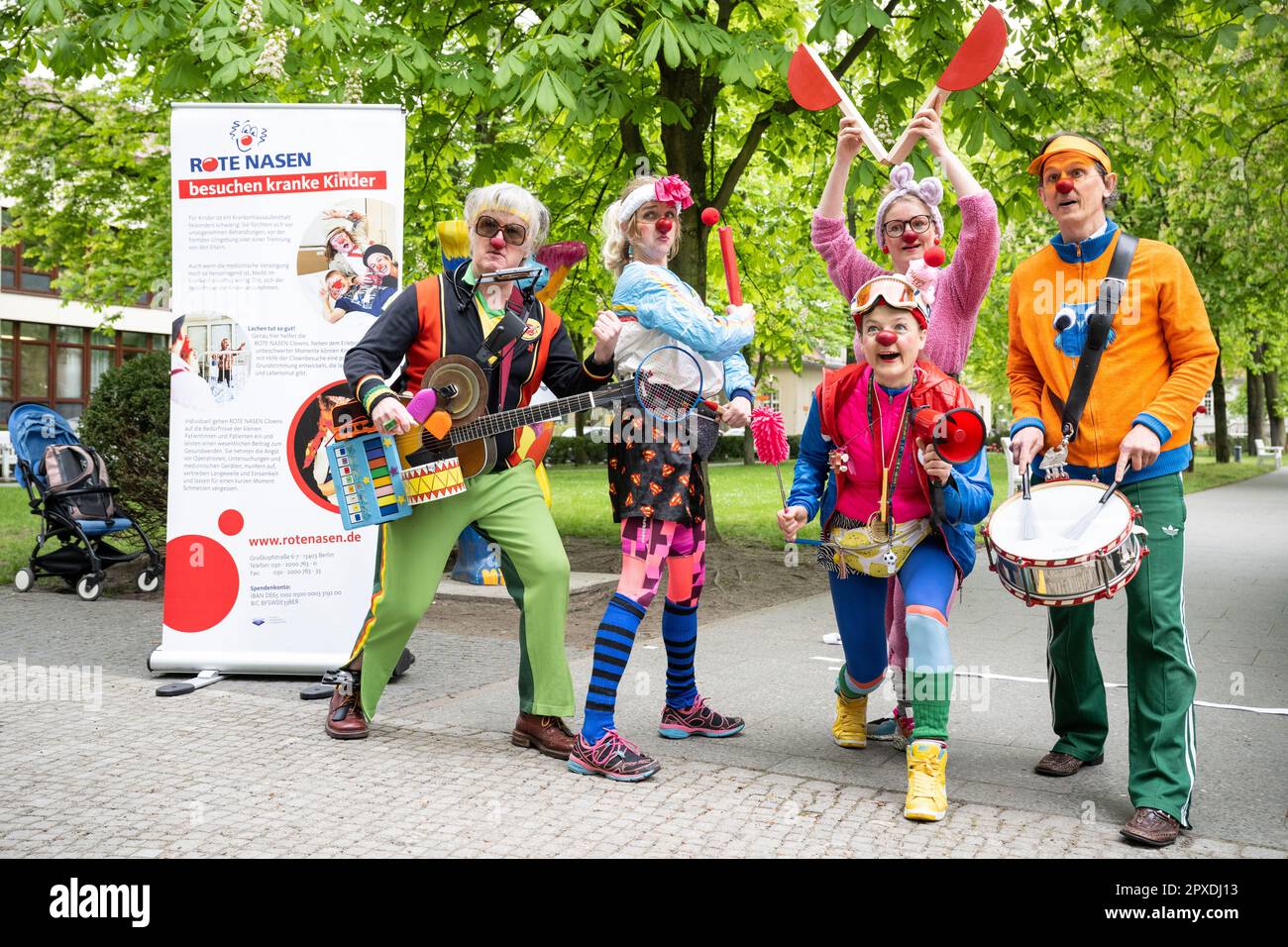 Stand de clown hi-res stock photography and images - Alamy