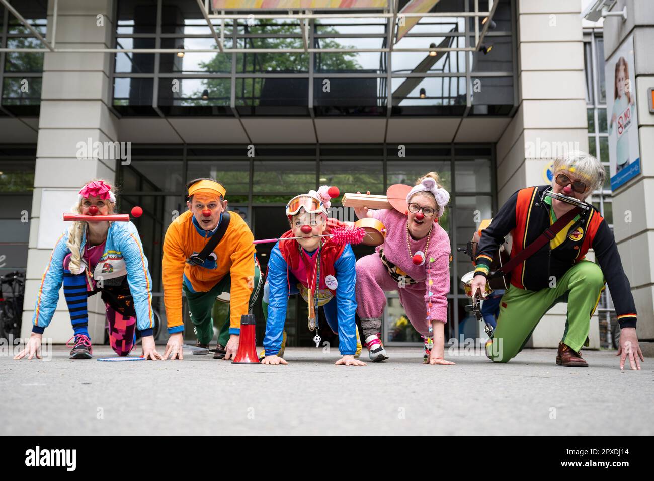 Stand de clown hi-res stock photography and images - Alamy