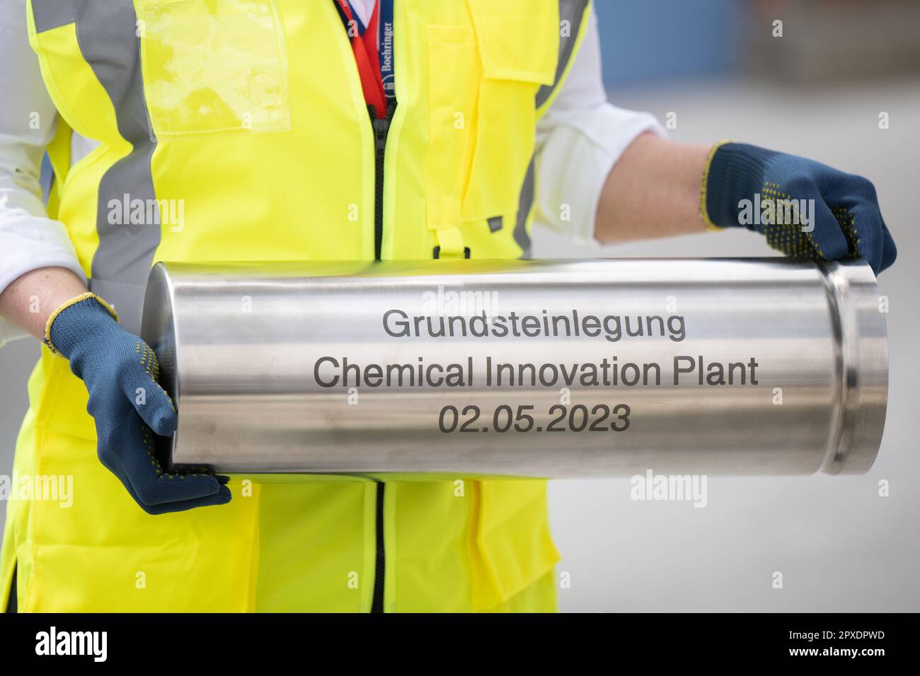 Ingelheim, Germany. 02nd May, 2023. A woman holds a time capsule during ...