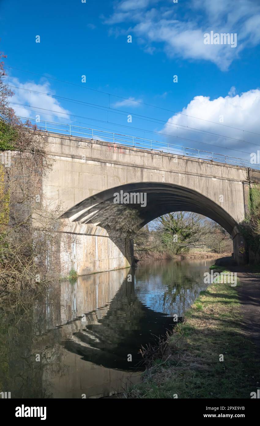 Railway bridge over the grand union canal hi-res stock photography and ...