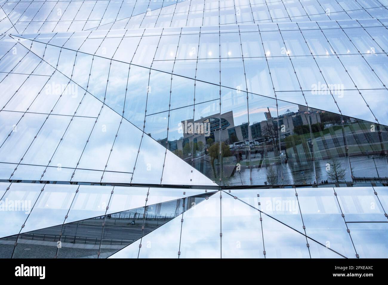 Cube shaped building hi-res stock photography and images - Alamy