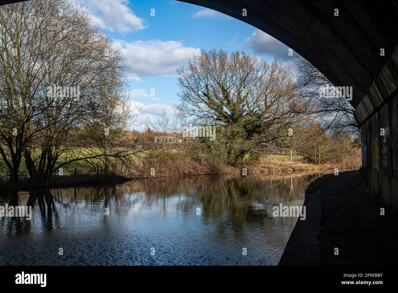 Railway bridge over the grand union canal hi-res stock photography and ...