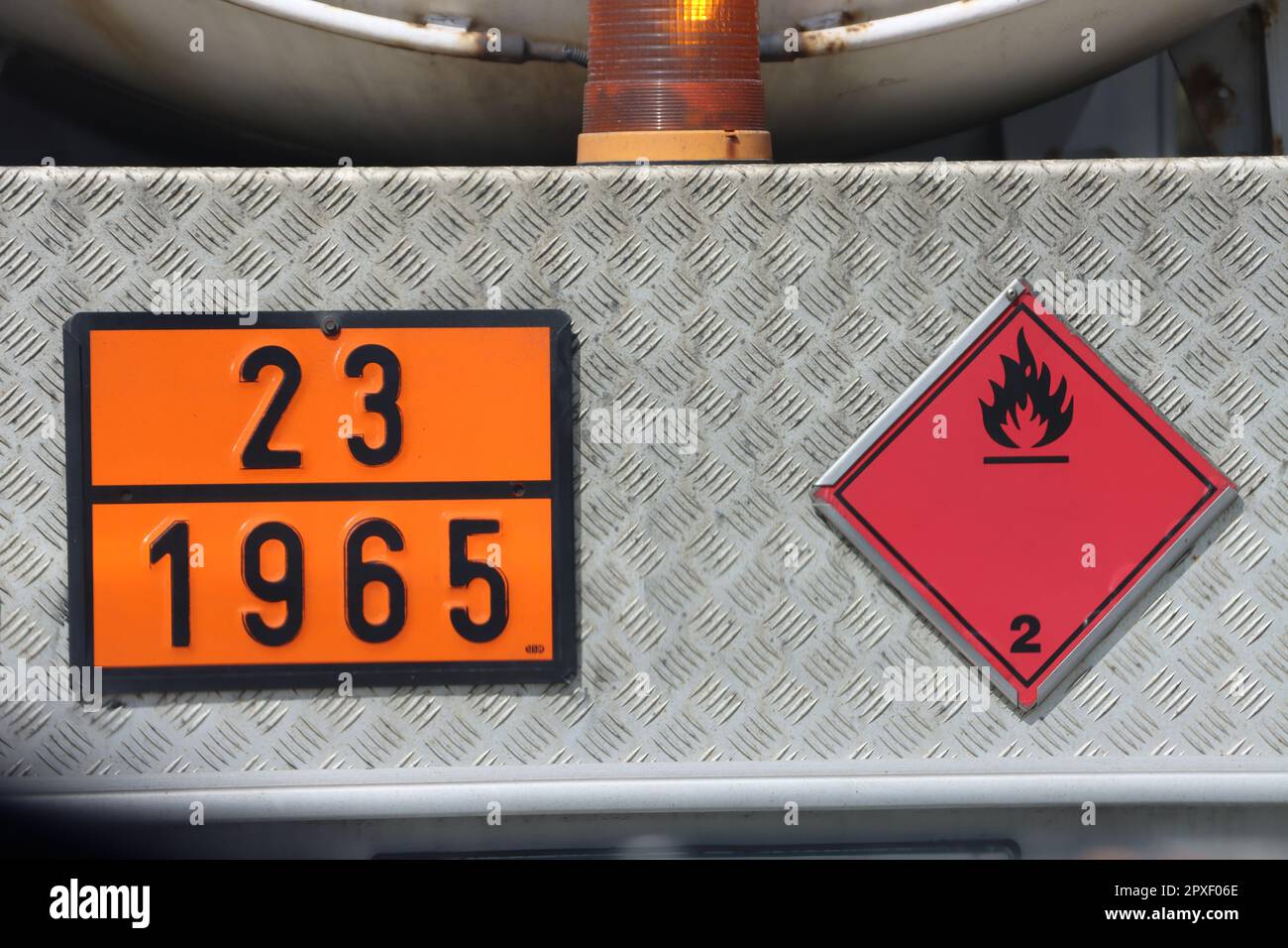 Gefahrentafen 23 1965 an einem LKW - Symbolbild Stock Photo - Alamy