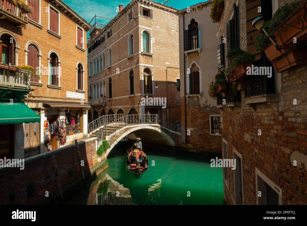 Tourists sightseeing on gondola hi-res stock photography and images - Alamy
