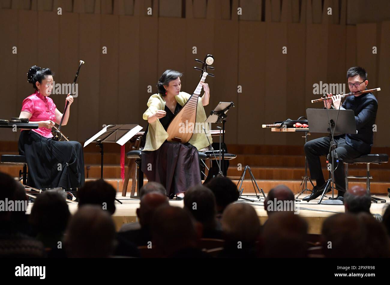 St. Gallen, Switzerland. 28th Apr, 2023. Zhang Zhenfang (L), Yang Jing ...