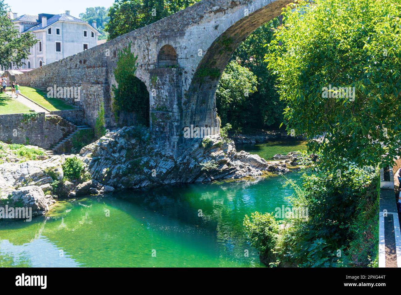 Romain bridge hi-res stock photography and images - Alamy