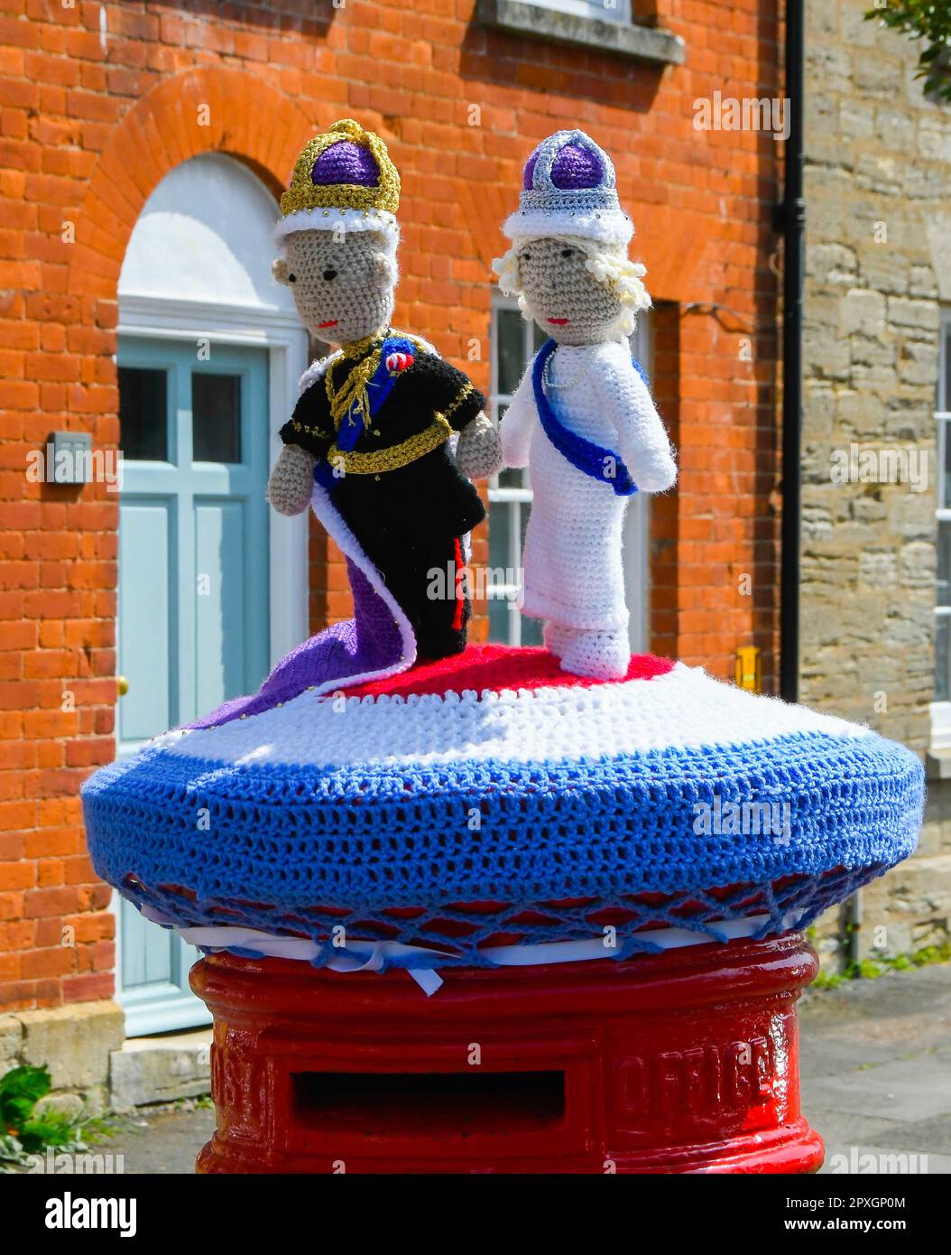 Coronation post box topper hi-res stock photography and images - Alamy
