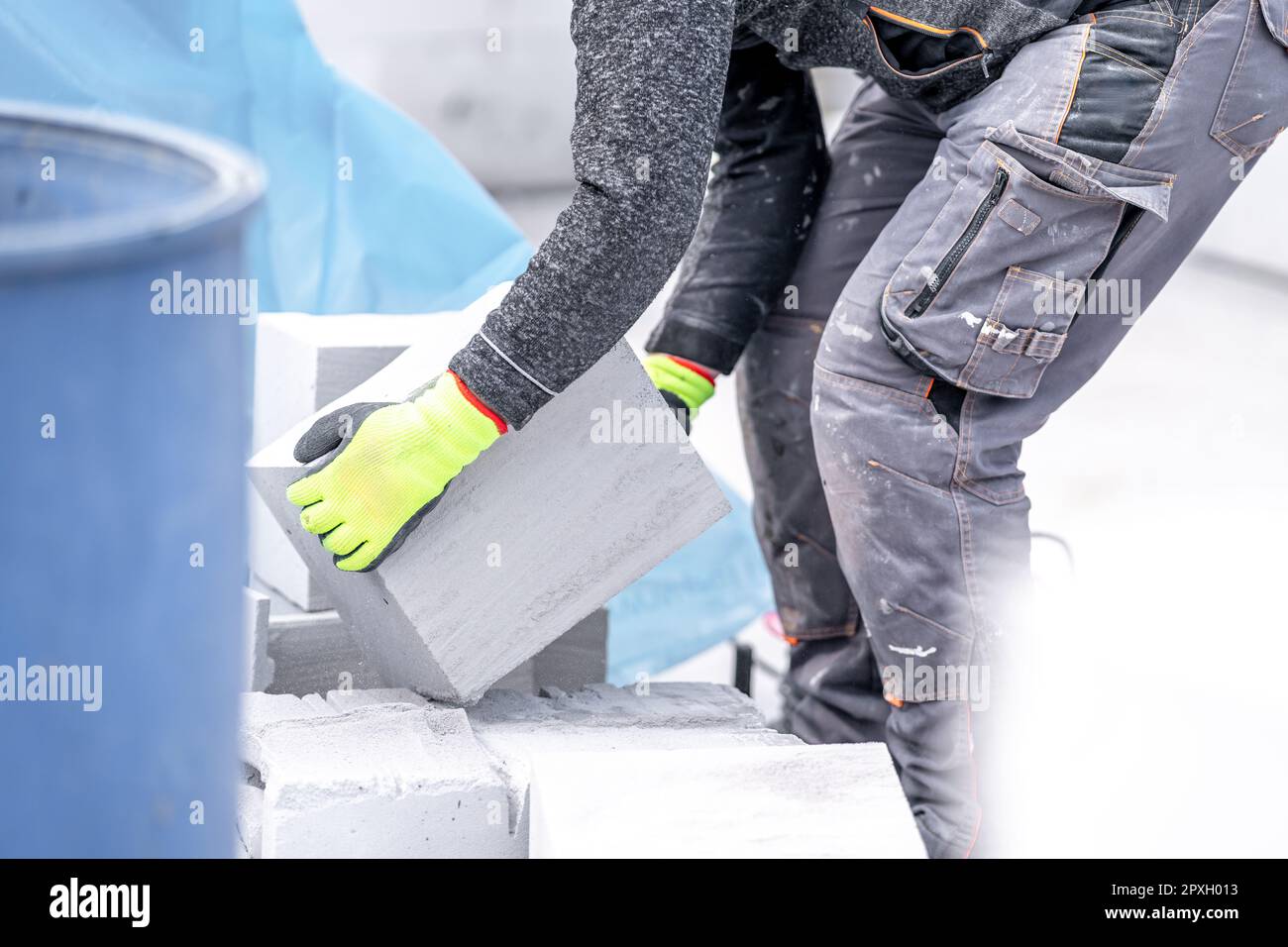 Man builds house bricks hi-res stock photography and images - Alamy